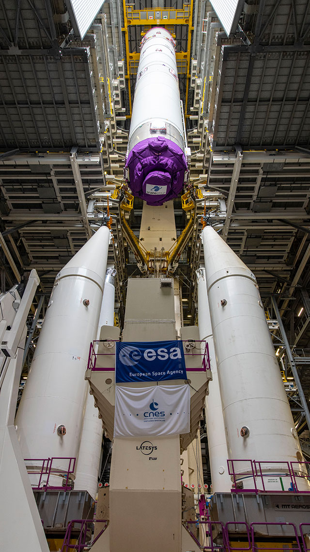 ERSTES ZUSAMMENTREFFEN DES ARIANE 6 ZENTRALKÖRPERS MIT DER STARTRAMPE ...